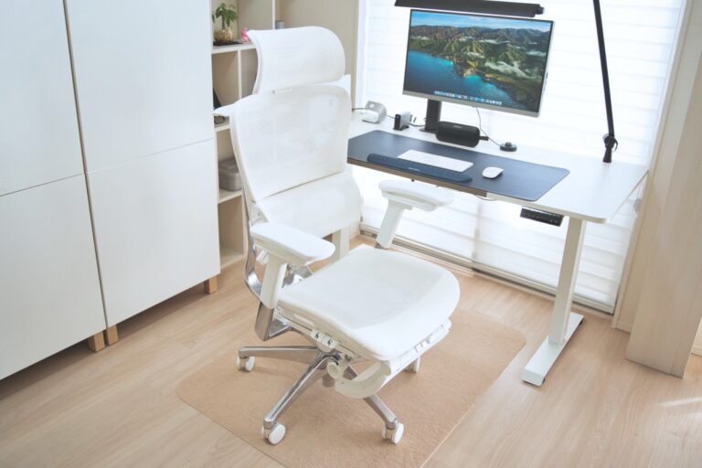 真っ白でおしゃれな高性能デスクチェア『COFO Chair Premium』レビュー｜疲れにくいフィッテング方法も紹介 | cotolia