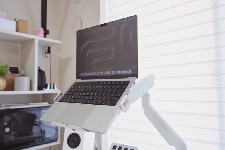 なめらかな操作性がクセになる『COFO 無重力モニターアーム Pro』レビュー｜おしゃれな外観で取り付けも簡単 | cotolia