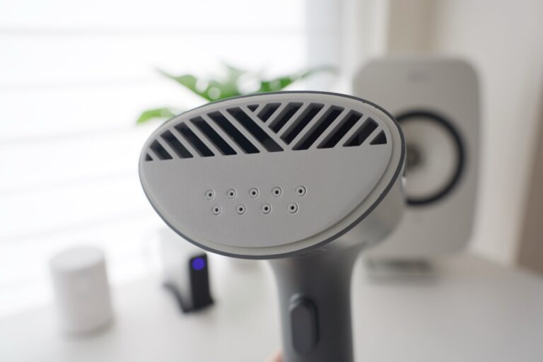 時短にも効果的！吸着式衣類スチーマー『Morus V6』レビュー｜脱臭・除菌もできるハンディアイロン | cotolia