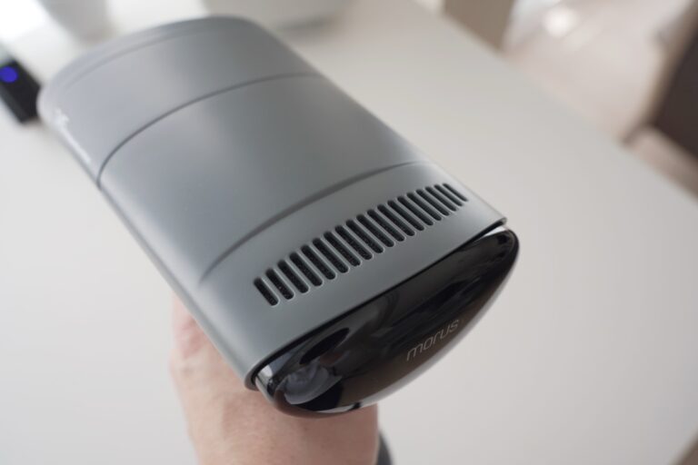 時短にも効果的！吸着式衣類スチーマー『Morus V6』レビュー｜脱臭・除菌もできるハンディアイロン | cotolia