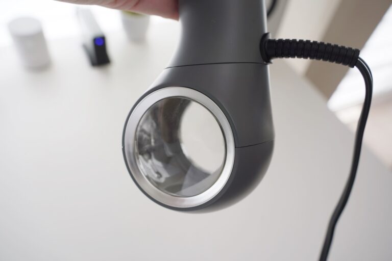 時短にも効果的！吸着式衣類スチーマー『Morus V6』レビュー｜脱臭・除菌もできるハンディアイロン | cotolia