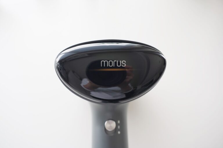 時短にも効果的！吸着式衣類スチーマー『Morus V6』レビュー｜脱臭・除菌もできるハンディアイロン | cotolia
